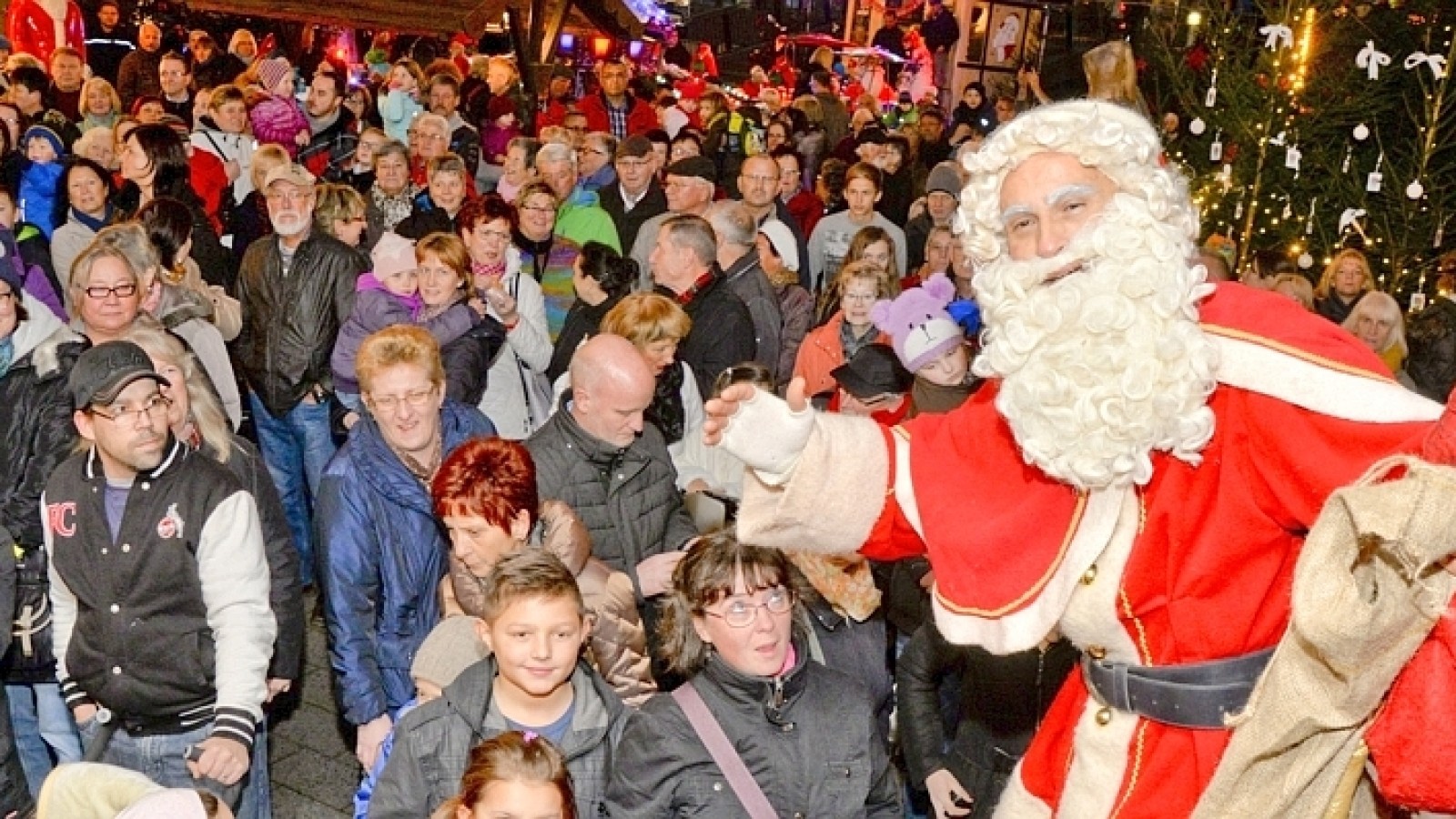 Christkind und Nikolaus eröffnen Weihnachtsmarkt in Witten