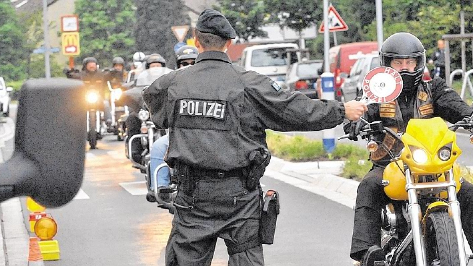 Polizei: Rocker verhalten sich ruhig