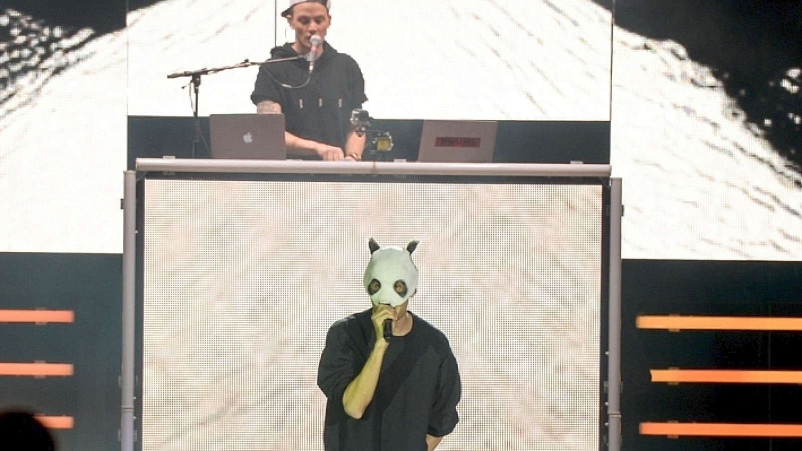 Der Sänger mit der Panda-Maske