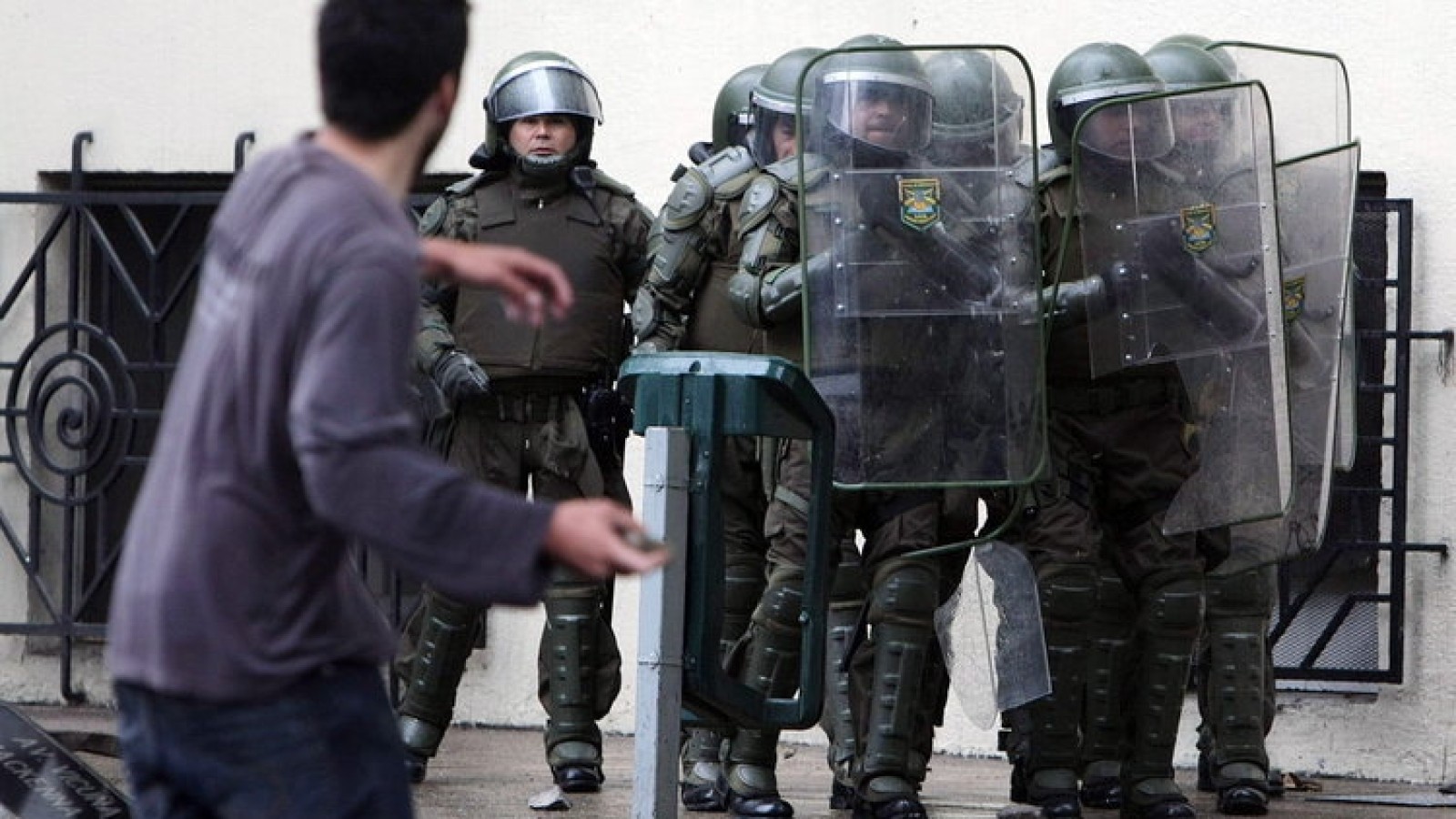Polizei geht gewaltsam gegen protestierende Studenten vor