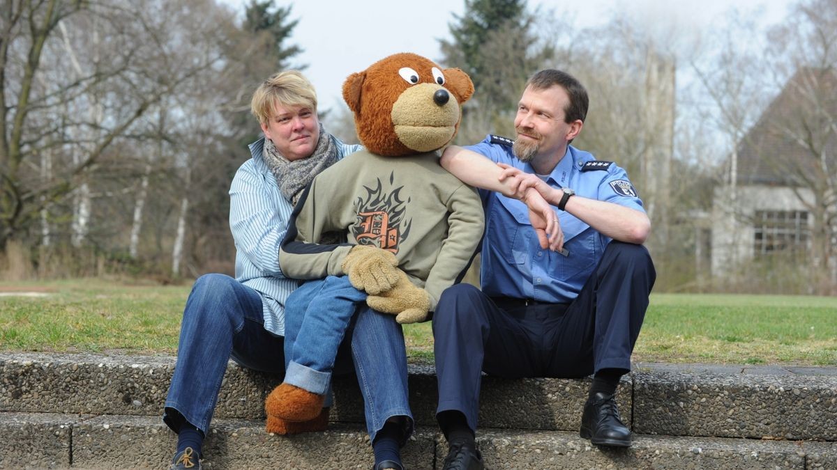 Bär Brummi warnt Berliner Schüler vor Missbrauch