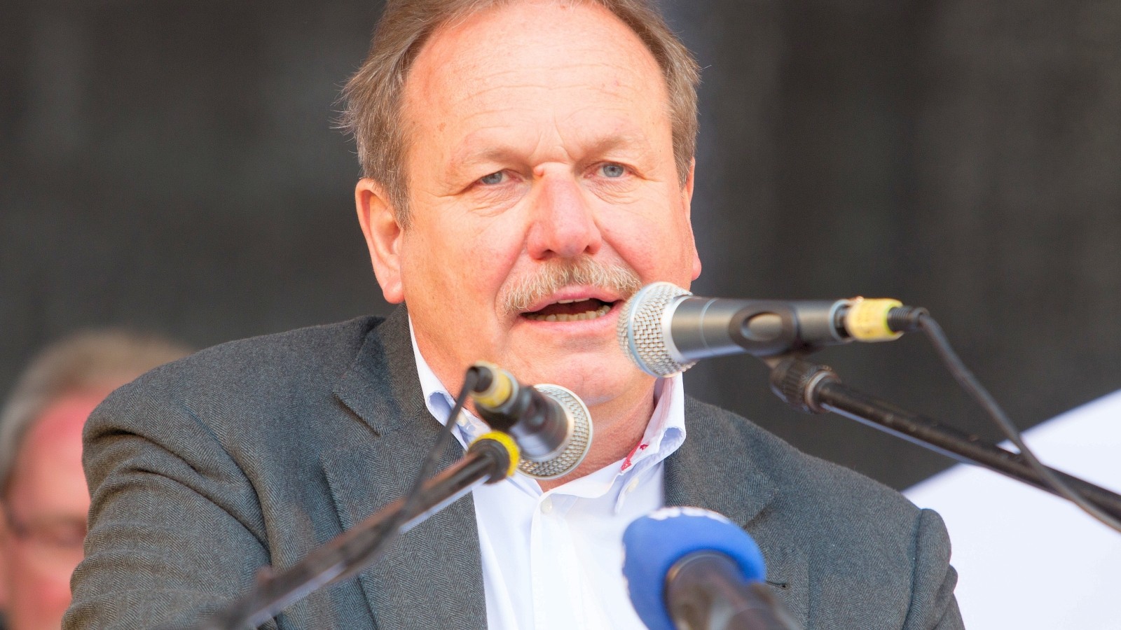 Verdi-Chef Bsirske redet