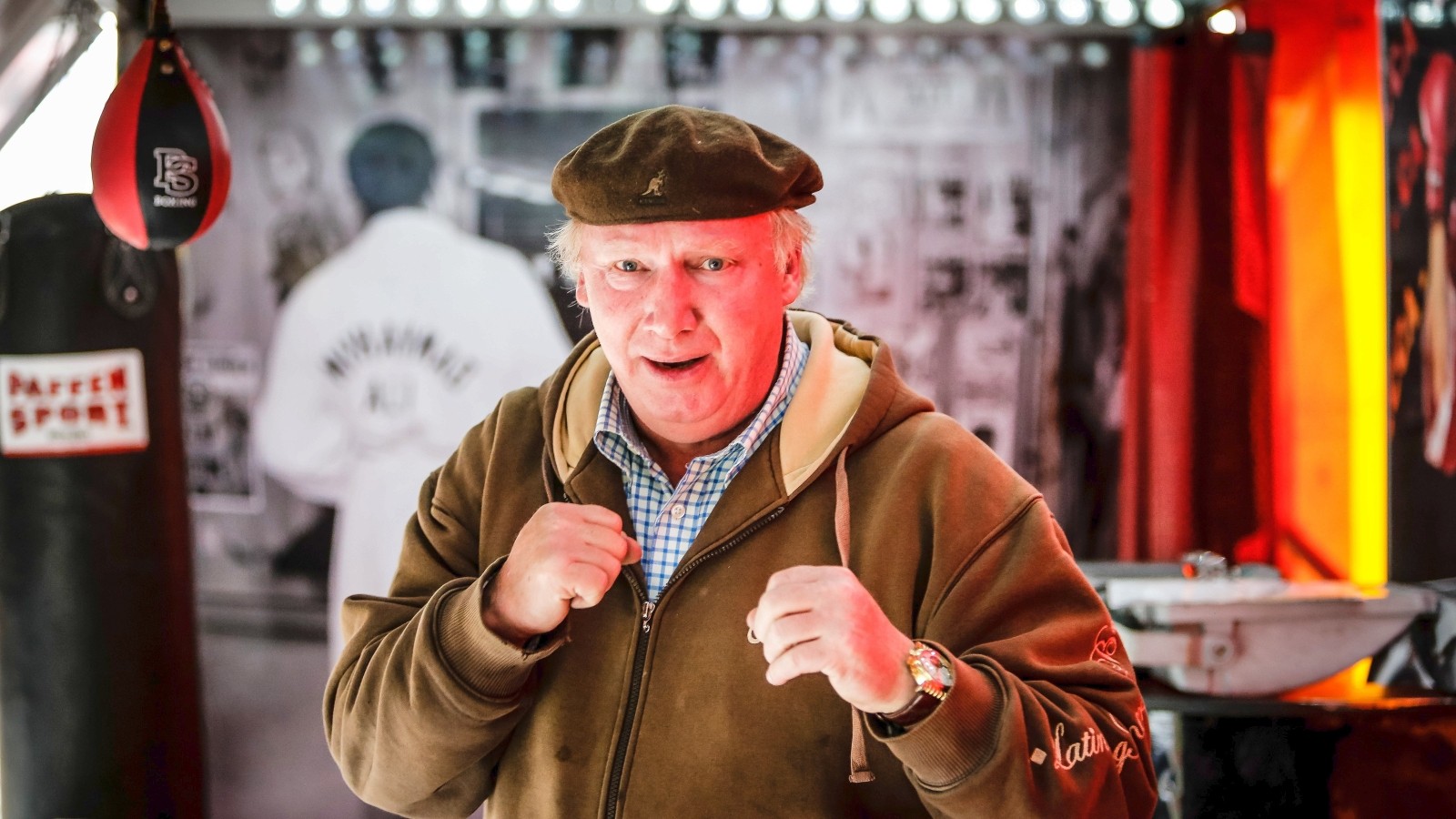 Berufsboxer Charly kommt mit Kirmes-Boxbude nach Oberhausen