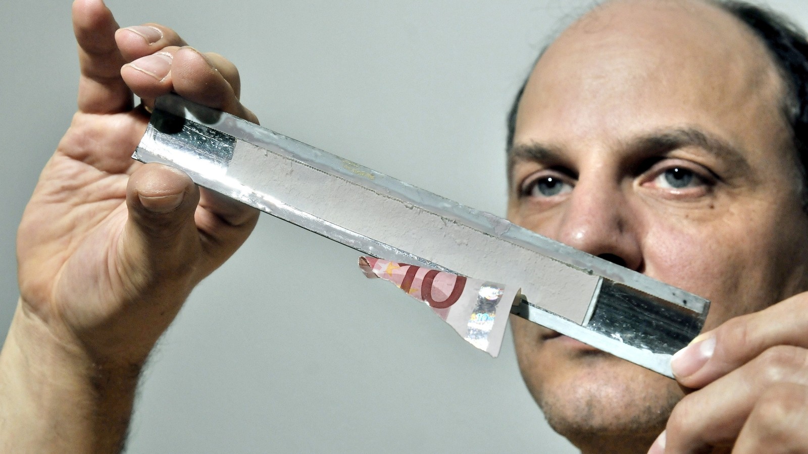 Cash-Trapping - Diebe nutzen klebrigen Trick am Geldautomaten