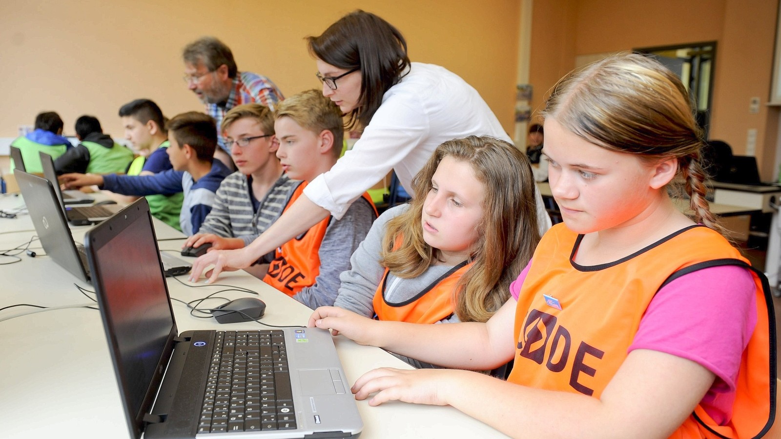Informatik-Schüler lernen spielerisch Programmieren