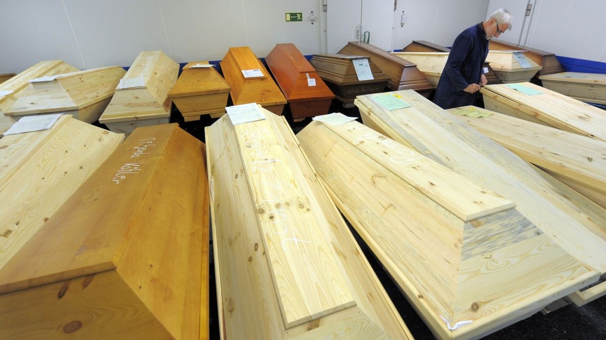 Polizei findet Leichentransporter – Särge unversehrt