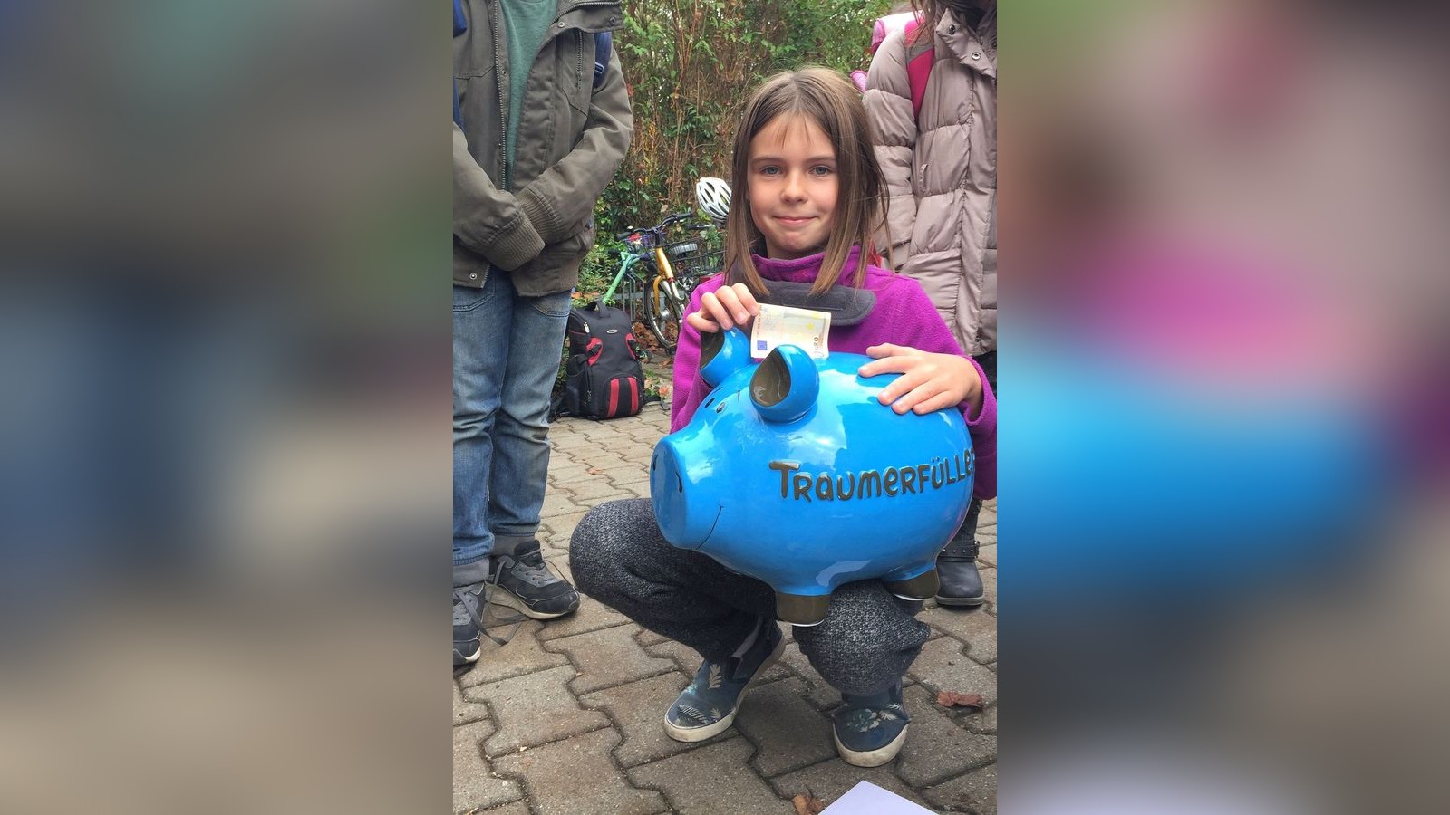 Anna-Sophie bekommt viel Geld geschenkt