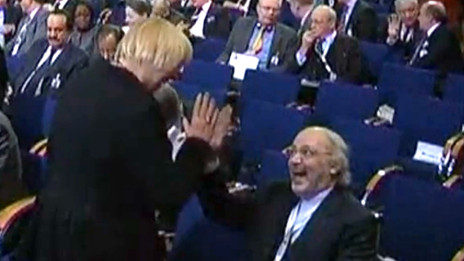 Claudia Roth und ihr „High Five“ mit Irans Botschafter