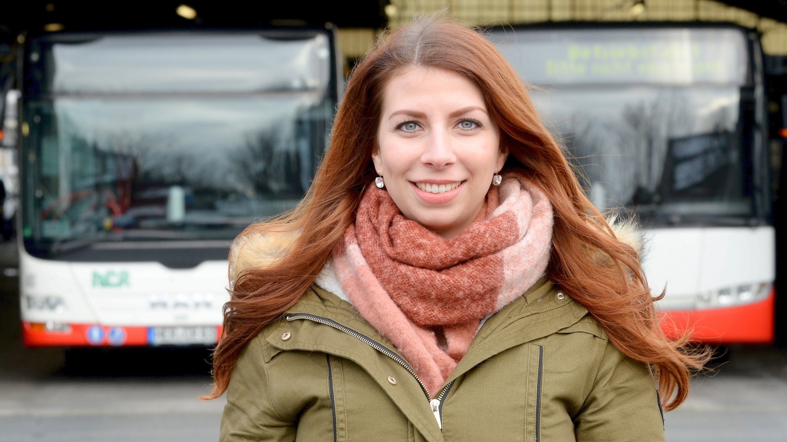 Anja Mosler erklärt Flüchtlingen in Herne den ÖPNV