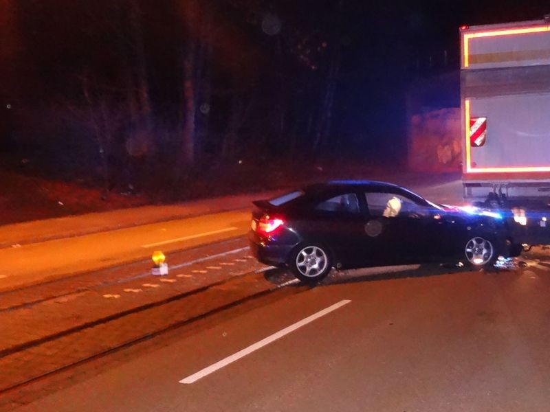 Schwerer Unfall in Bochum - Auto fährt unter Lastwagen