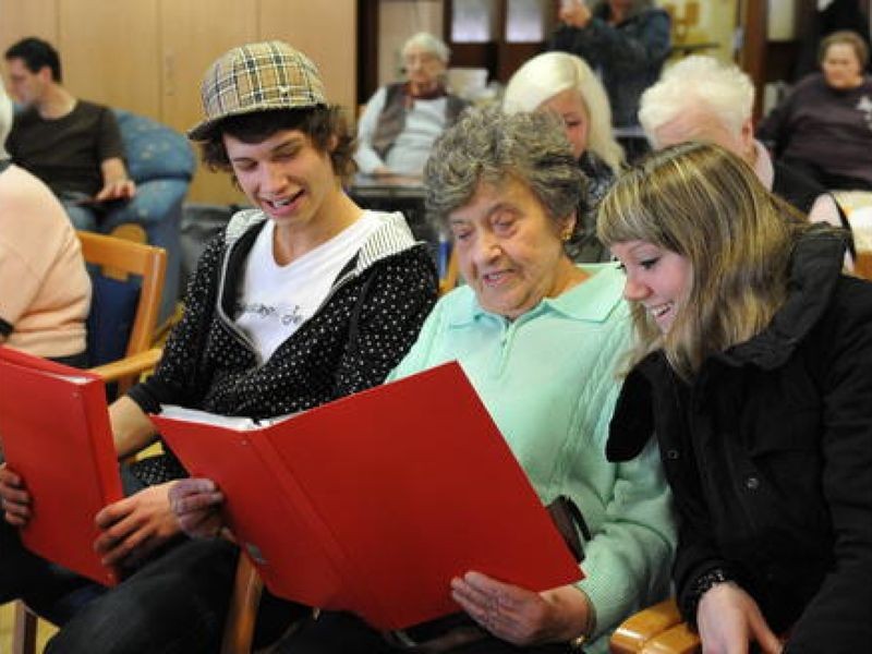 "Alt und Jung": Schüler im Altenheim St. Josef in Herbede