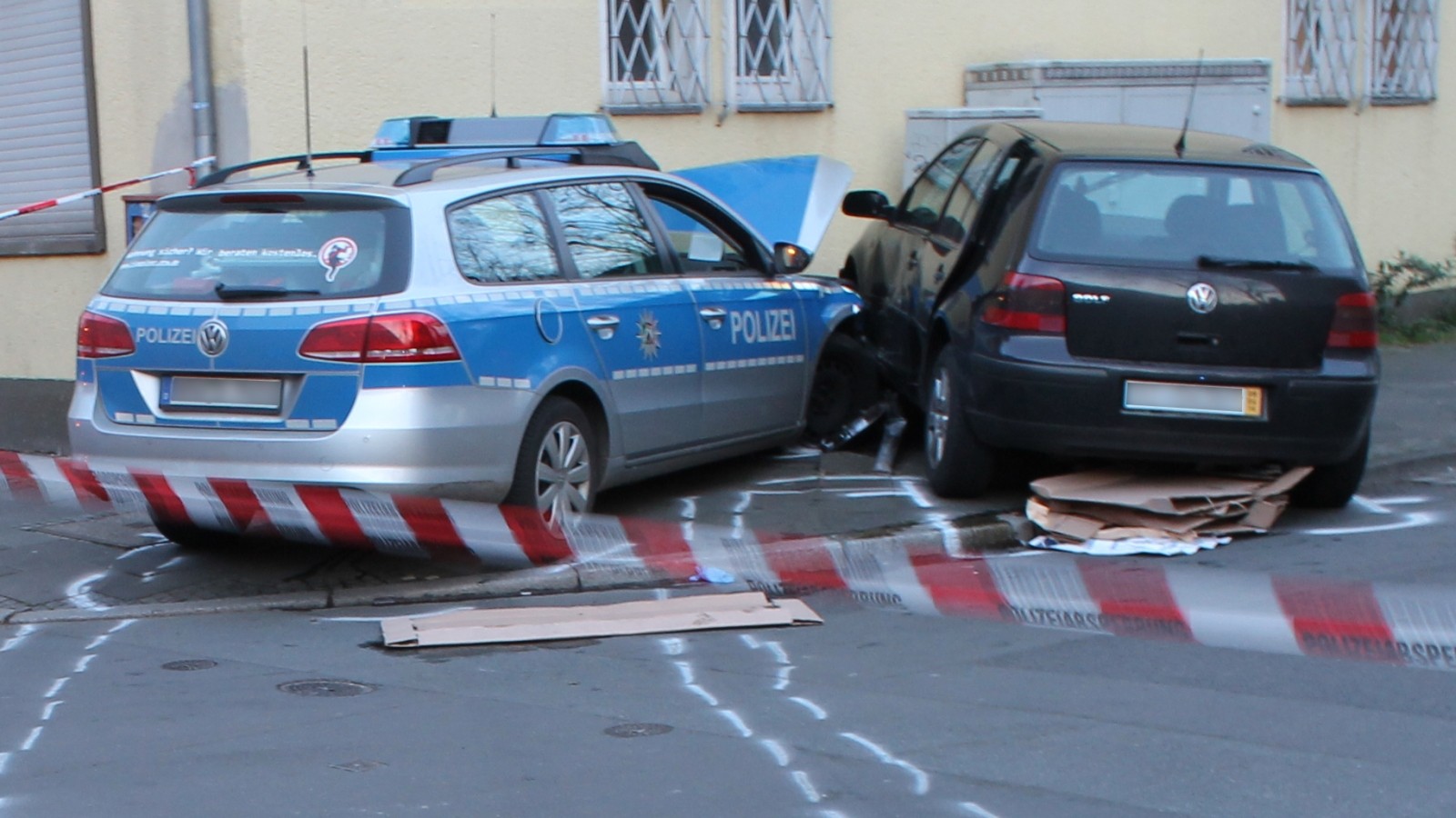 Streifenwagen kollidiert mit Fluchtfahrzeug in Bochum