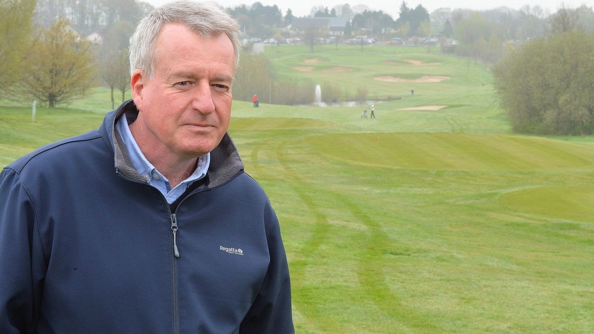 Experten am Golfclub Hösel planen das perfekte Grün