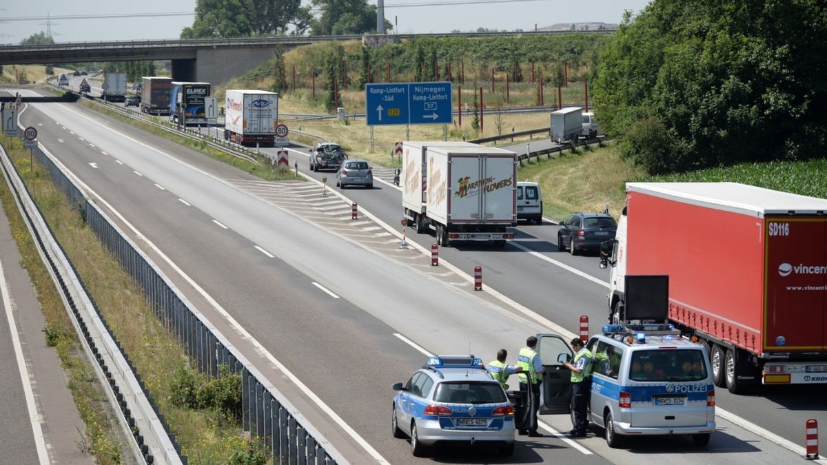 A57 war nach Lkw-Unfall mit explosivem Gefahrgut voll gesperrt
