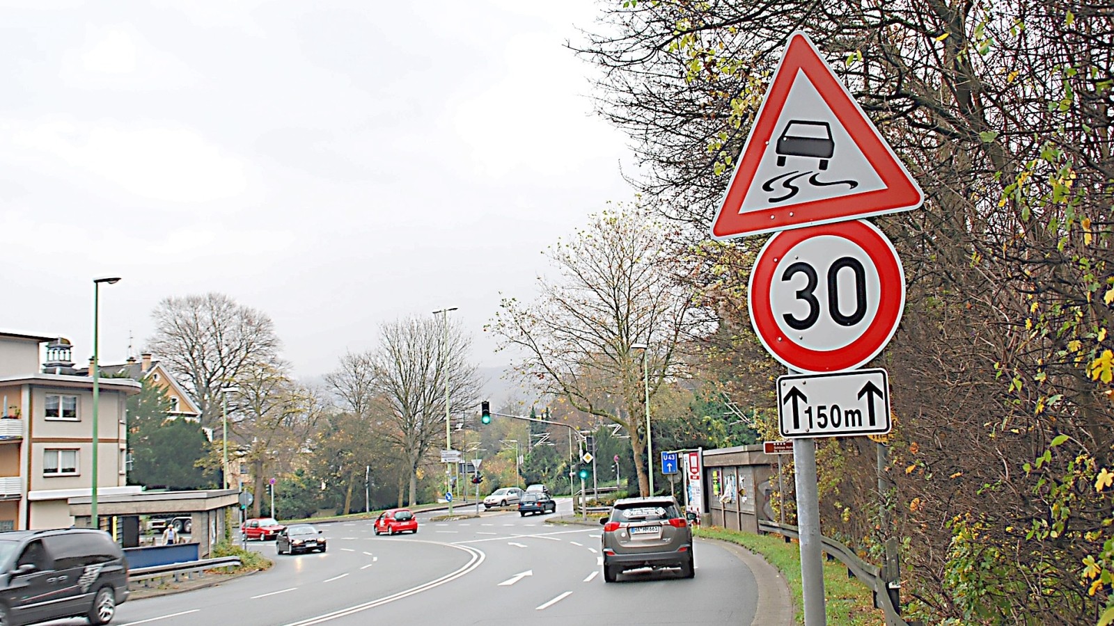 Neue Asphaltdecke von der Hünenpforte bis zur Lenne-Brücke