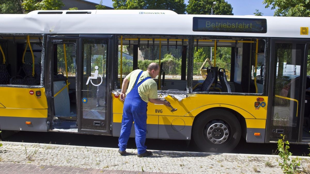 Lkw stößt mit BVG-Bus zusammen