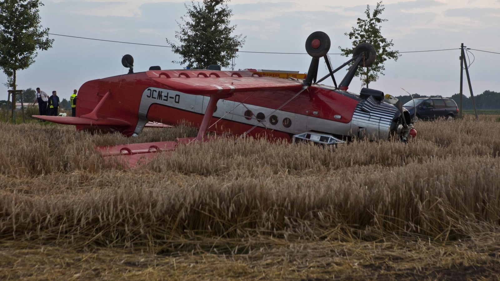 Doppeldecker überschlägt sich nach missglücktem Start