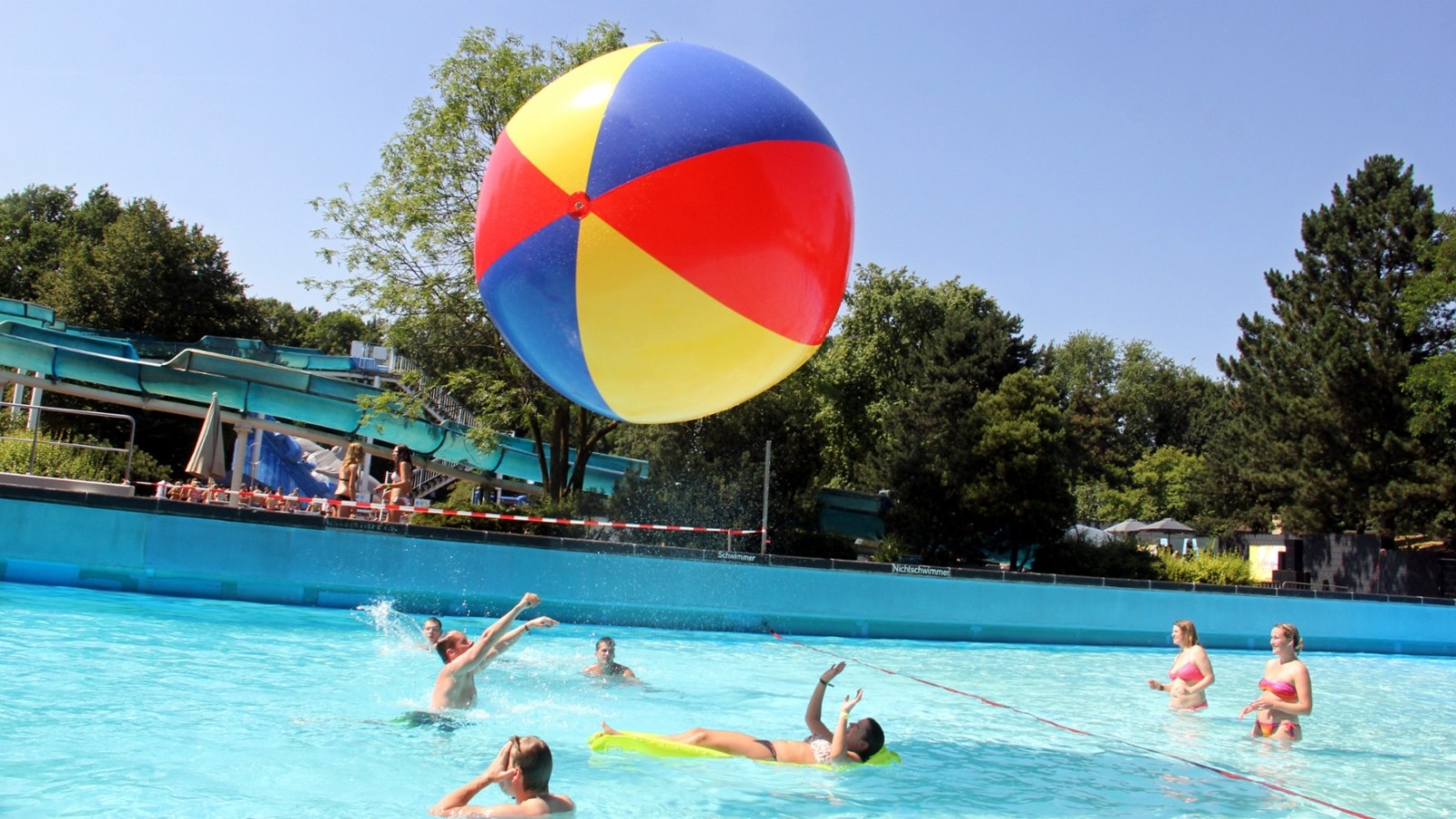 Pool-Partys mit Grill und Smoothies