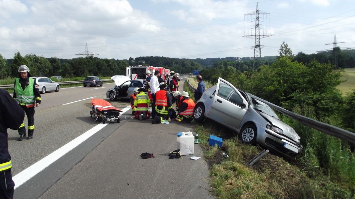 Unfall-Auto bleibt auf A45 unter Leitplanke hängen