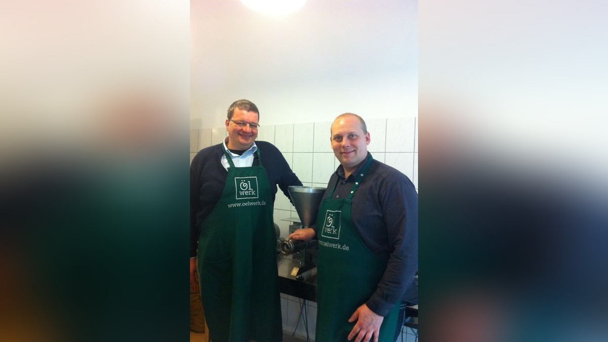 Frisch gepresstes Öl aus Nüssen und Kernen