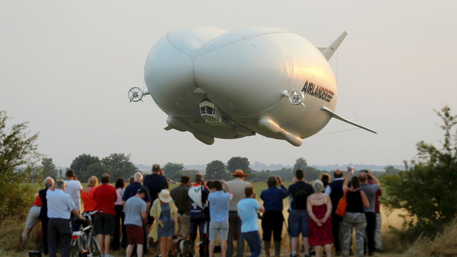 Airlander 10: So startet der größte Zeppelin der Welt in den Himmel