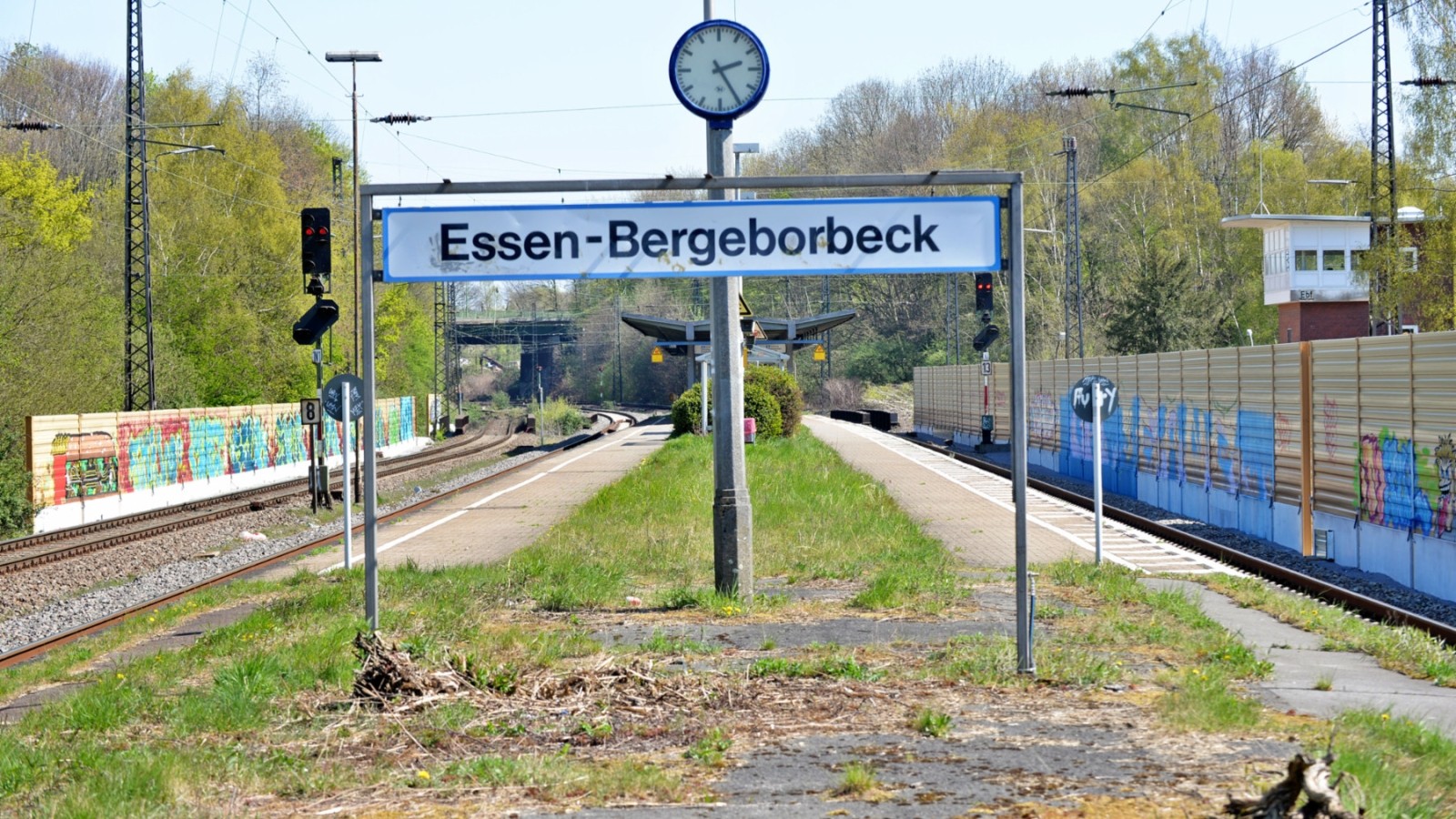 Teenager laufen für Instagram-Profilfotos über Gleise