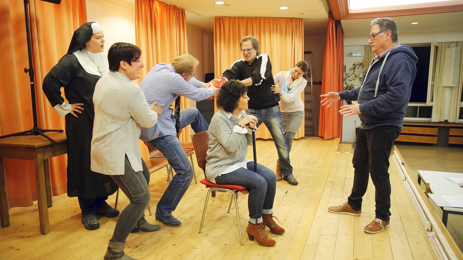 Laien spielen turbulente Komödie