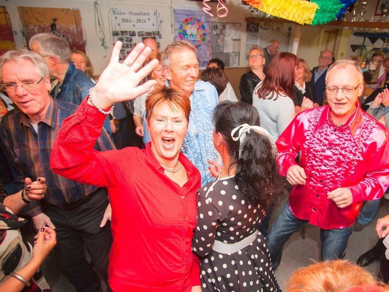 Laer feiert 60er-Jahre-Party mit Petticoat und Rüschenhemd