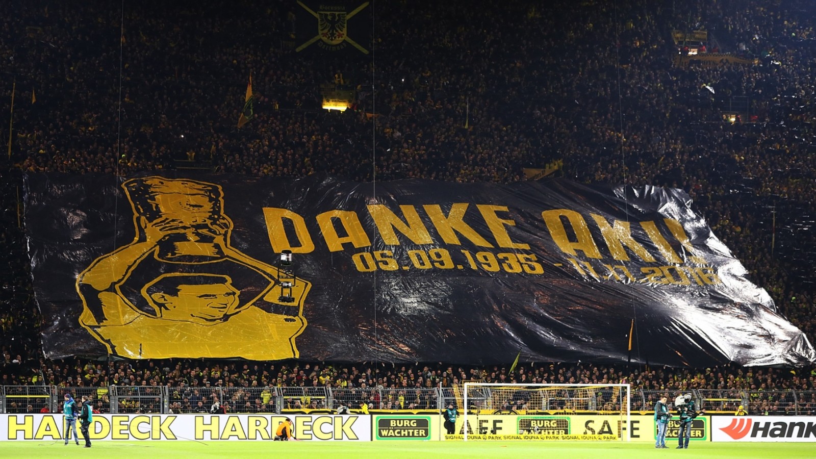 Bewegender Abschied: Die BVB-Fans erinnern an Aki Schmidt