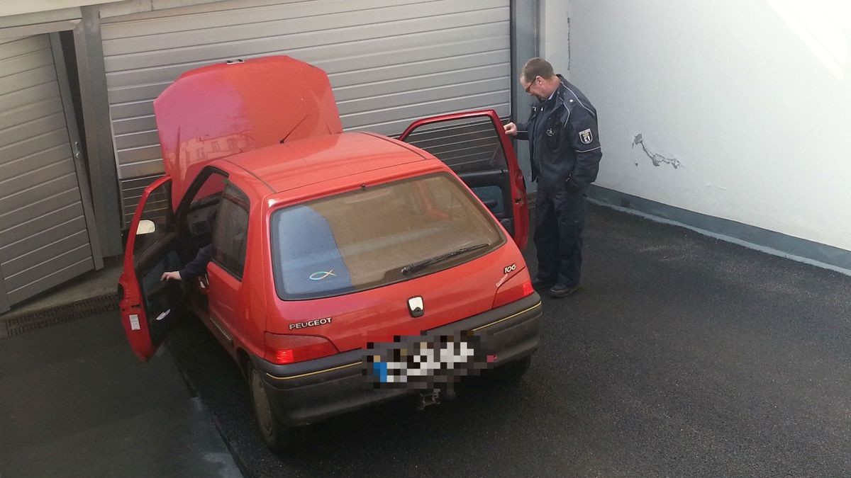 Unfall an Garage - Frau wird von eigenem Auto erdrückt