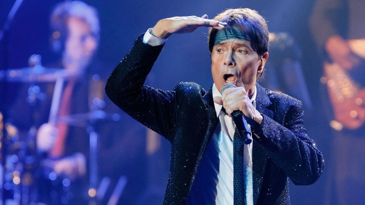 Cliff Richard verteilt in Berlin „Schmetterlingsküsse“