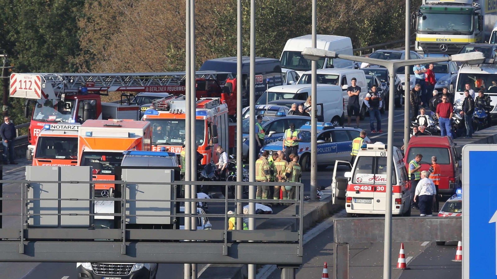 Vollsperrung auf der A100 nach tödlichem Motorradunfall