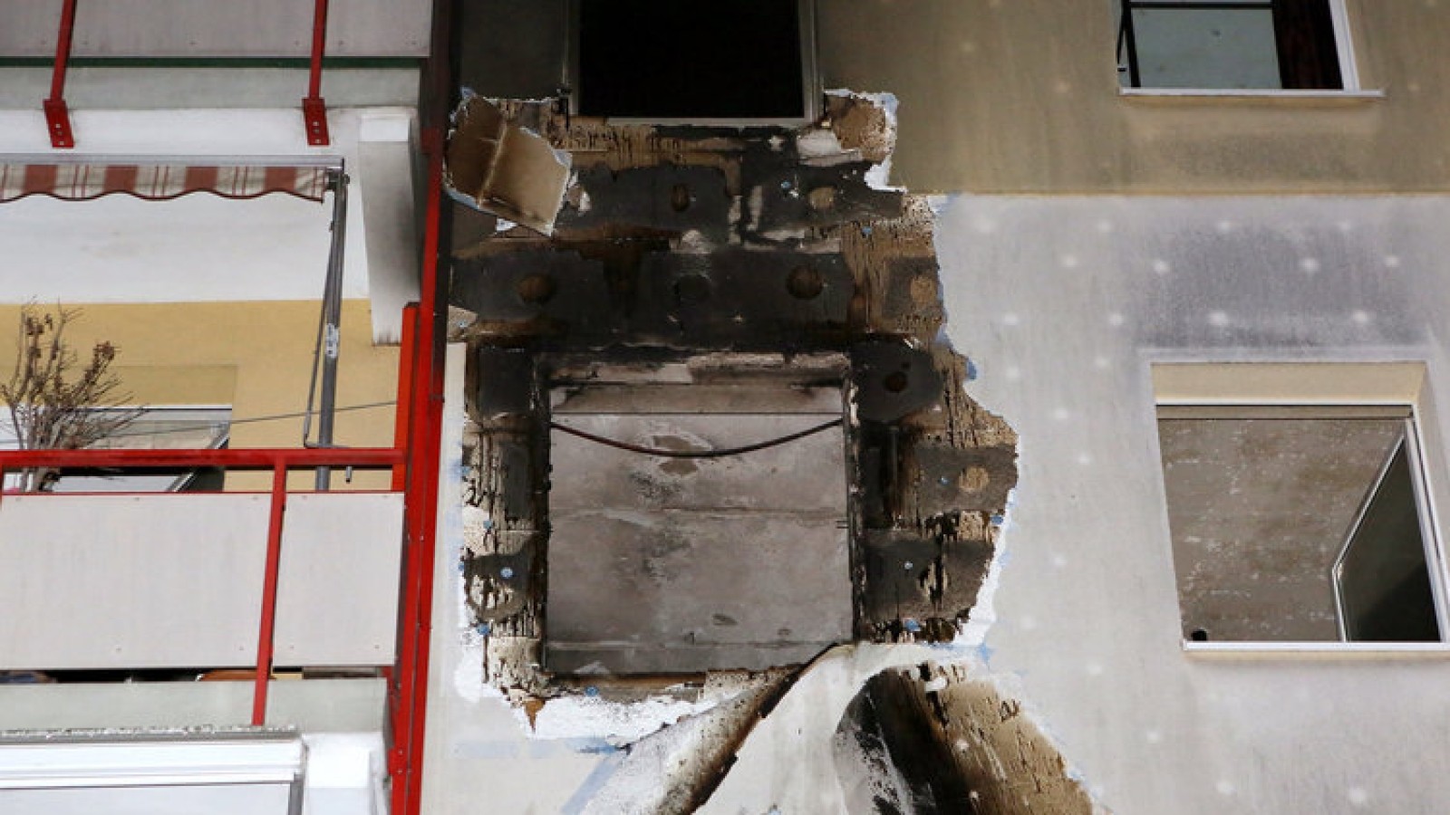 Mann stirbt bei Feuer in Mehrfamilienhaus