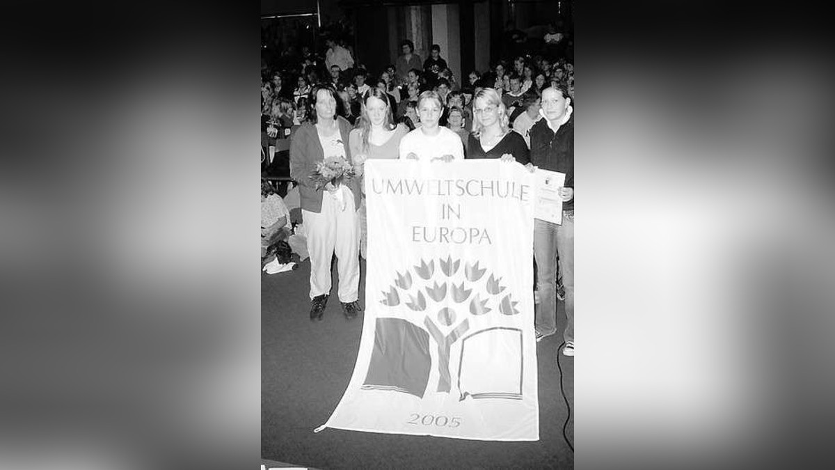 Fahne weist Umweltschule aus
