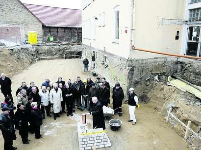 Bürgermeister Marotz legt den Grundstein für das neue Rathaus