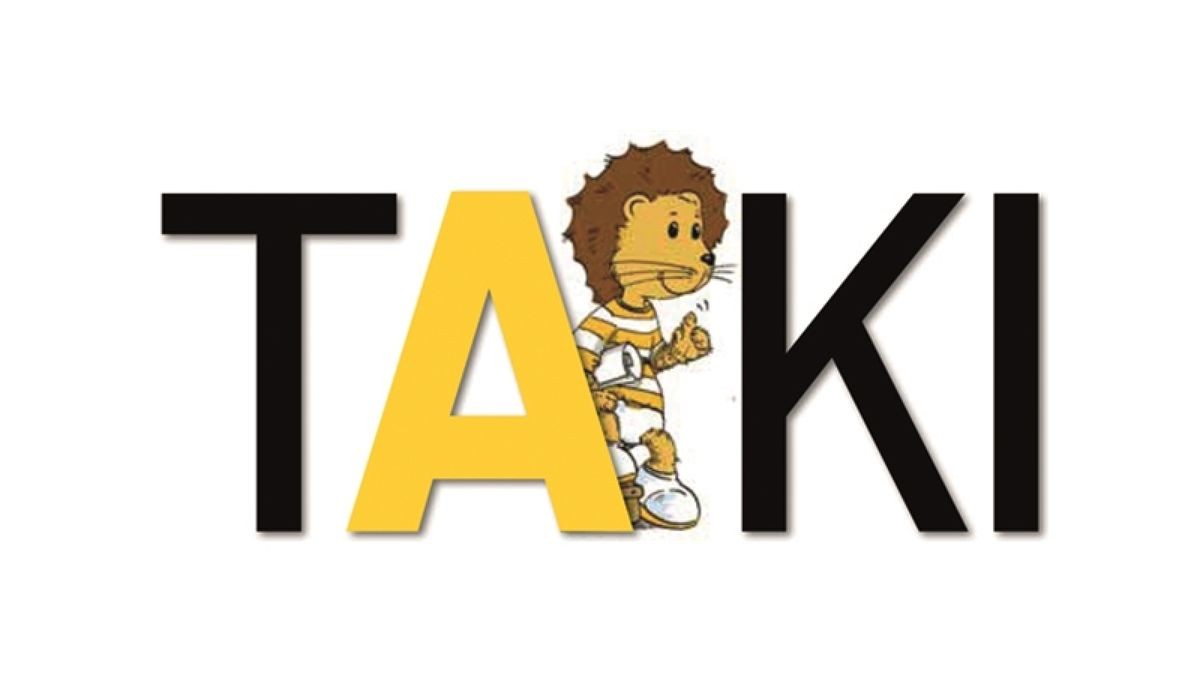 Taki-Kinder bastelten Schuhe aus Zeitungen