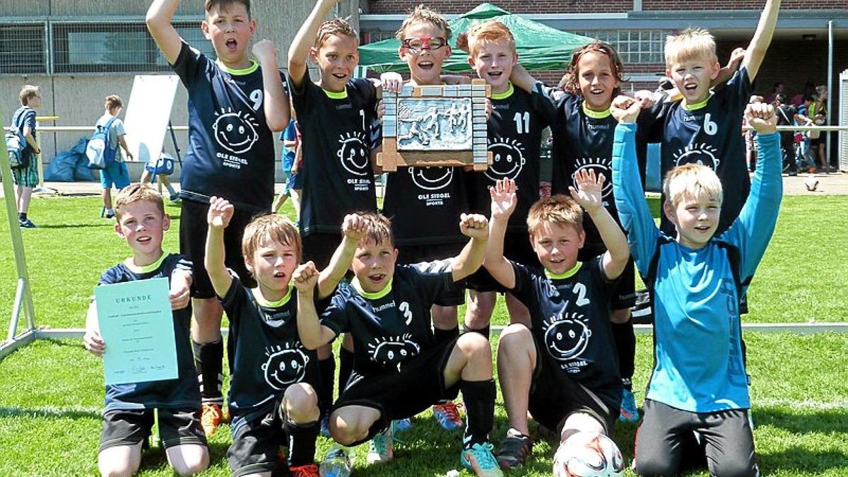 Edemisser Jungs freuen sich über Ehrentafel