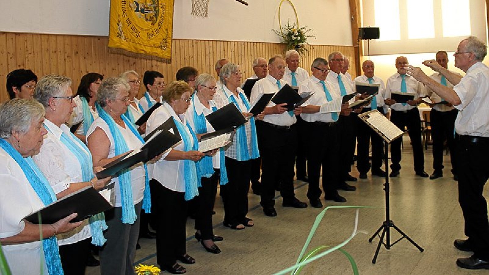 Sänger feiern hohen Geburtstag mit Ehrungen, Gesang und Tanz