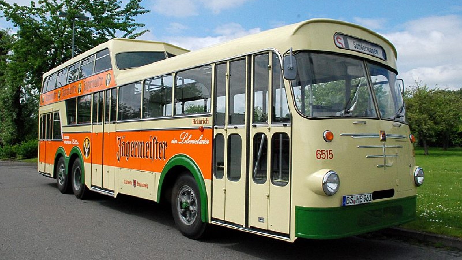 Der Büssing-Bus rollt wieder durch die Stadt