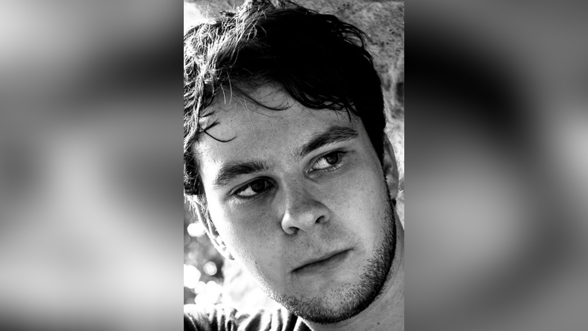 Ayke Witt singt die Nationalhymne