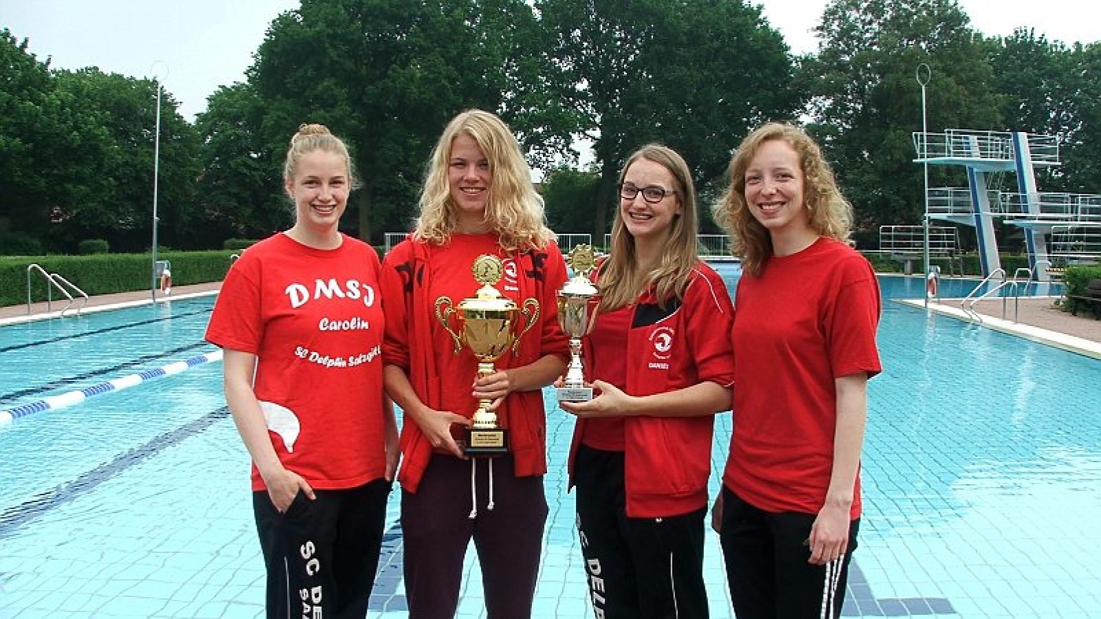 Schwimm-Staffel des SC Delphin gewinnt zwei Pokale
