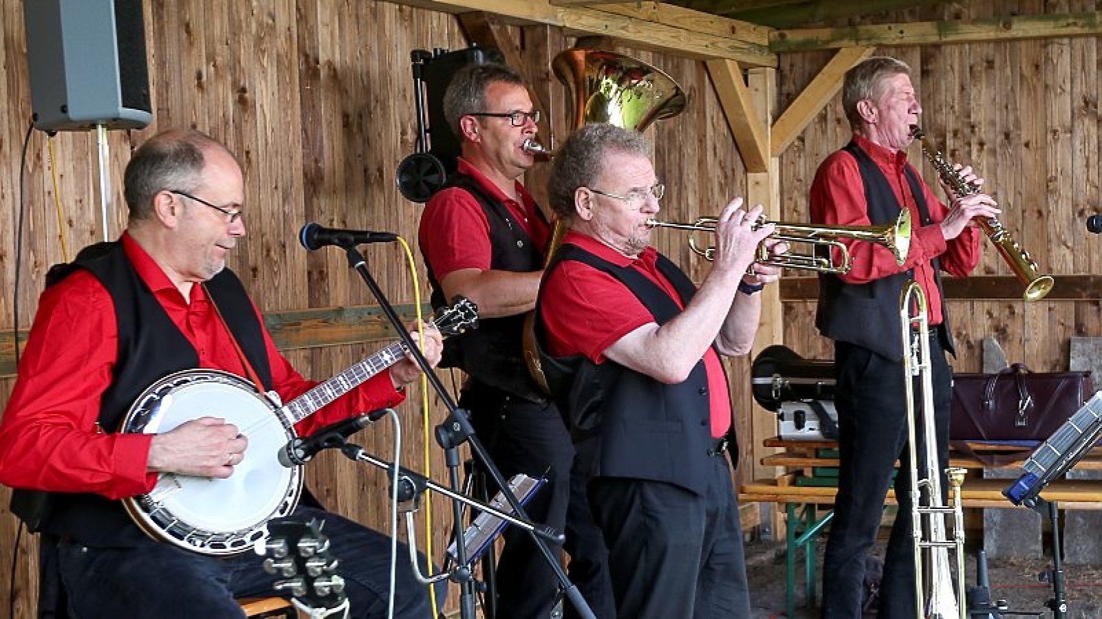 Kinder und Erwachsene feiern den Start der 650-Jahr-Feier