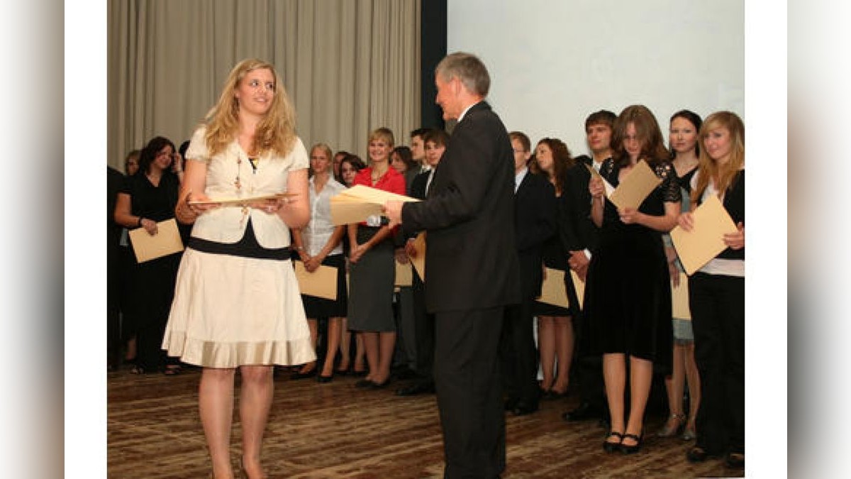 99 glückliche Abiturienten am Gymnasium Letmathe