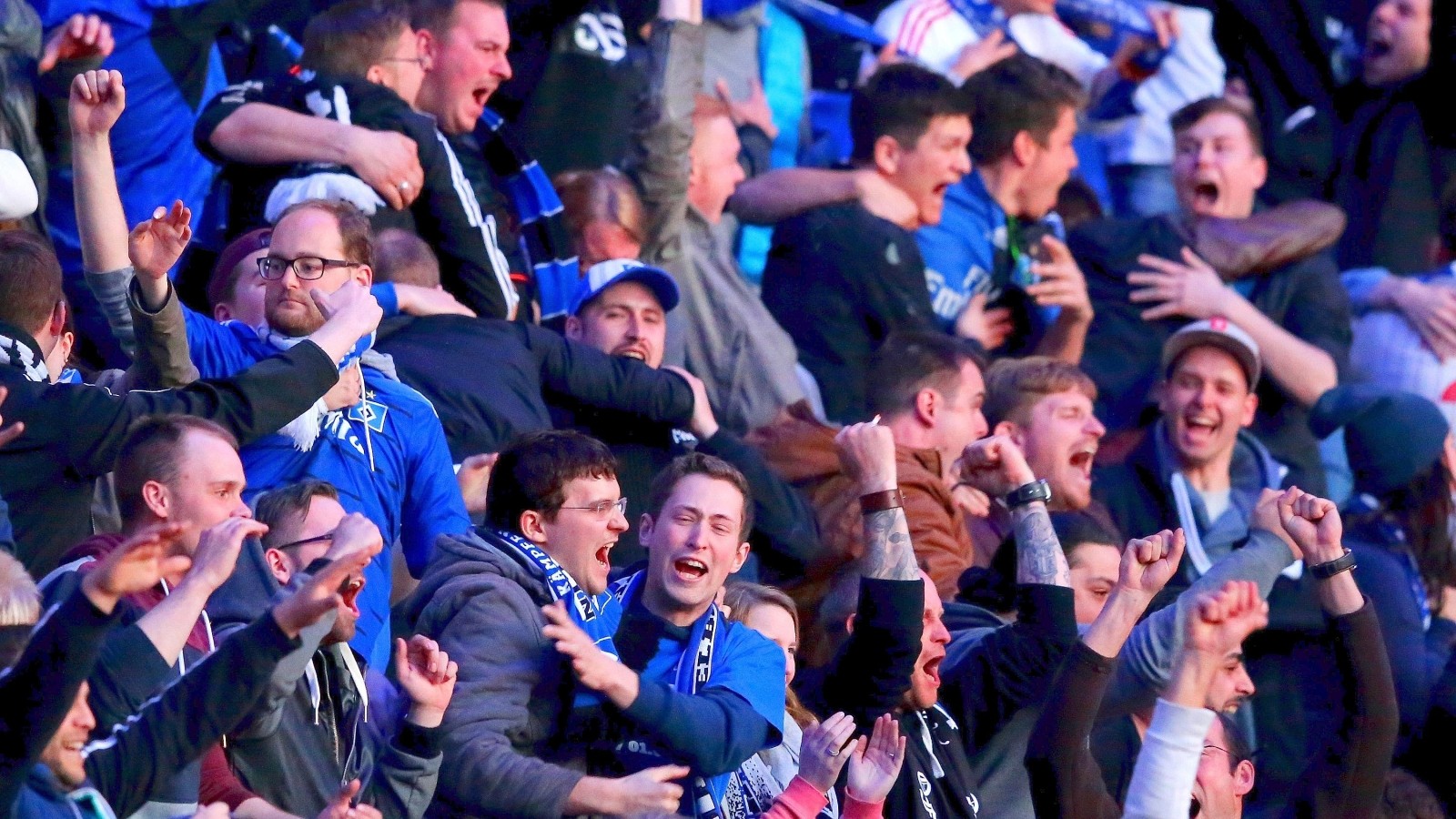 13.000 HSV-Fans feiern den Klassenverbleib im Volkspark