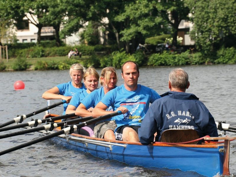Hamburger rudern auf der Außenalster gegen den Krebs