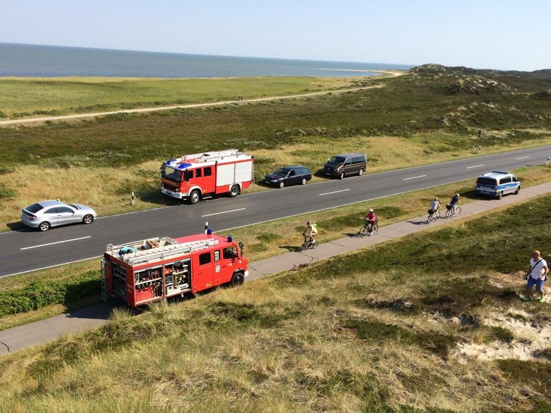 Feuerwehr kämpft auf Sylt gegen Feuer in den Dünen