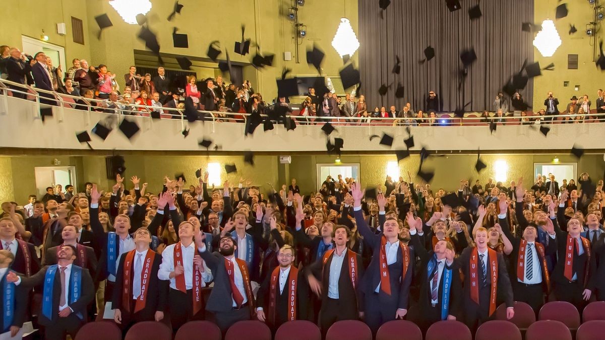 Absolventen feiern das Ende ihres Studiums