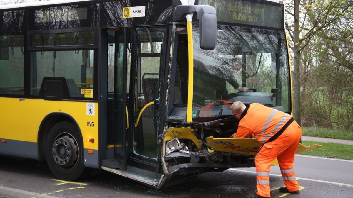 BVG-Bus und Auto prallen frontal aufeinander