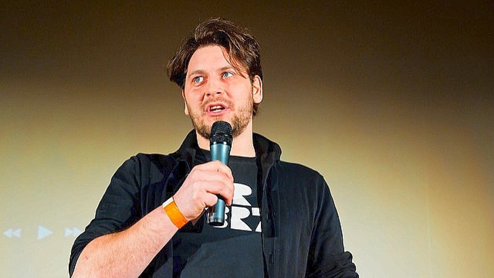 Spiele-Moderator Simon Krätschmer von AfD wegen Volksverhetzung angezeigt