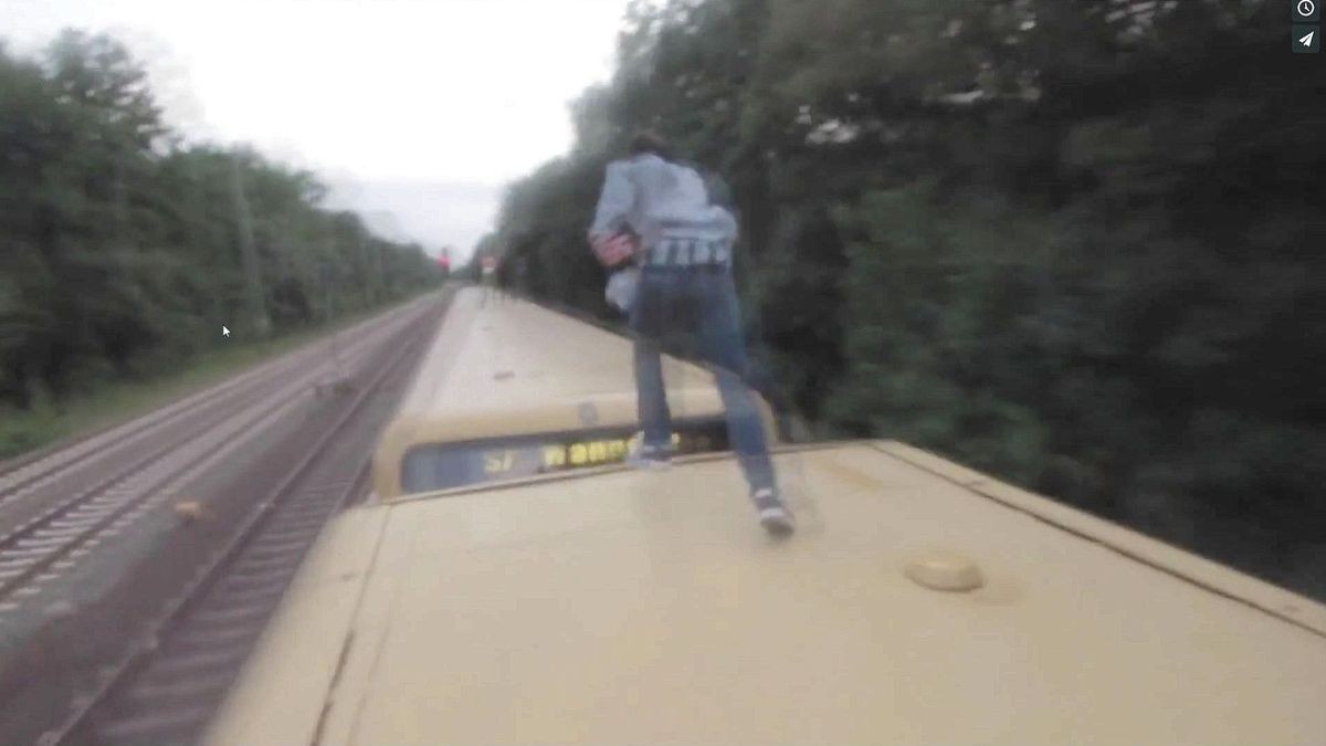 Lebensgefährliches Video der Gruppe "Berlin Kidz": S-Bahn-Surfer filmen sich beim Picknick auf ...